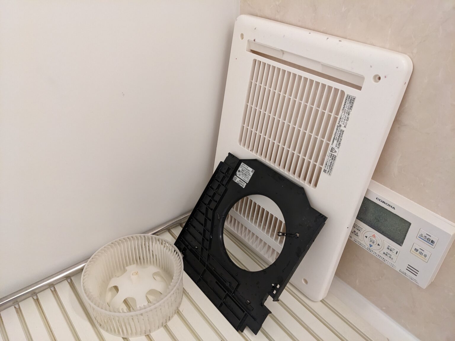 浴室乾燥機から黒い埃が落ちてくるし、くさかったのでカバーを外して掃除をしたみた【MAX UFD-111A】 | あっ いいね！